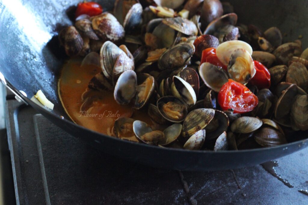 Spaghetti with Clam Sauce (alle Vongole) - Flavor of Italy (Wendy Holloway)