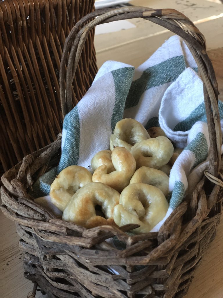 Taralli, delicious snack food from the Puglia region - Flavor of Italy ...